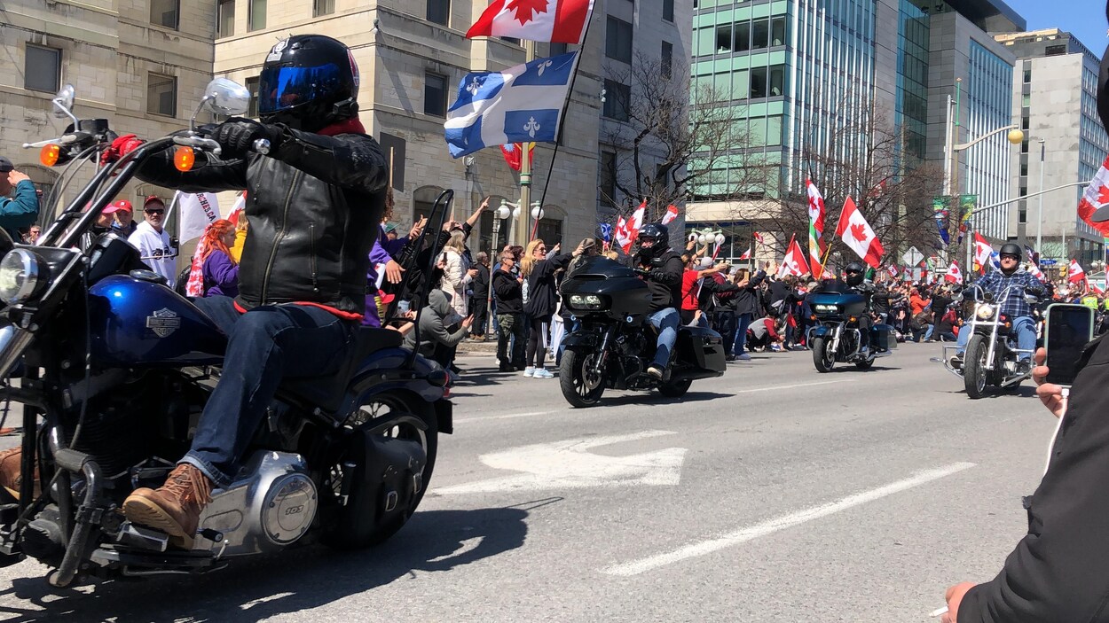 Le convoi de motocyclistes a fait un bref passage dans la capitale ...