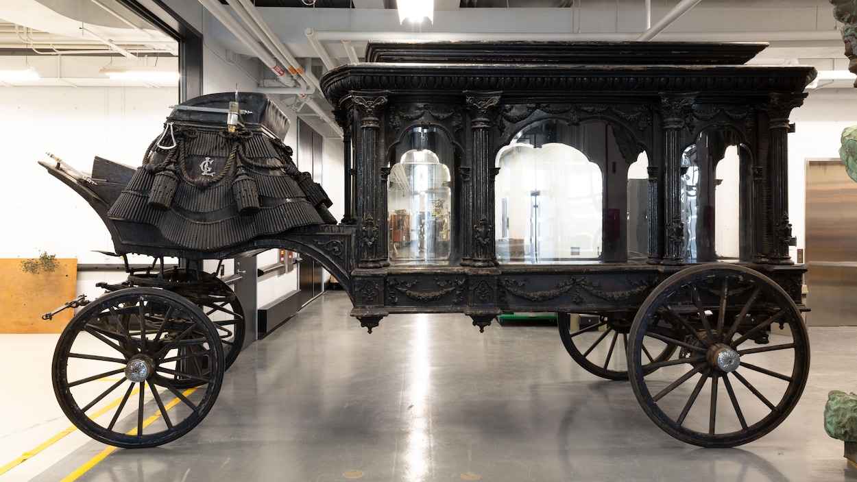 Entrée spectaculaire au Musée pour un corbillard et les restes d’un mur ...