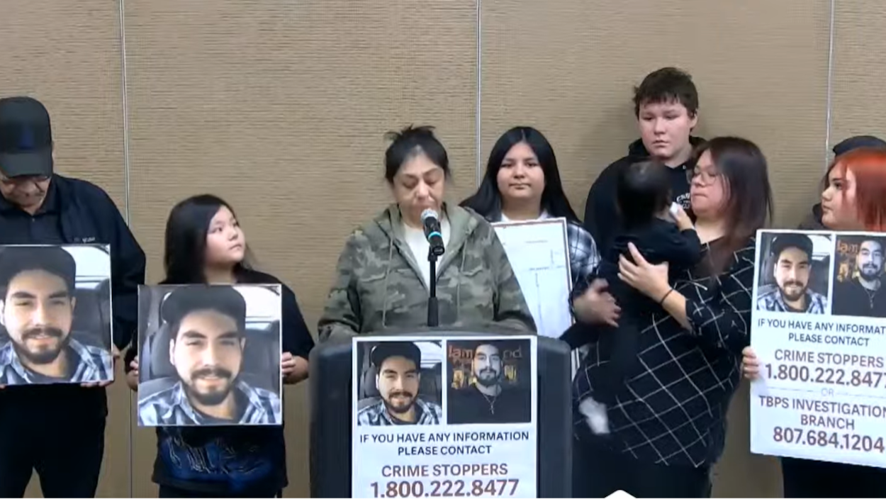 Trois ans après un meurtre irrésolu, une famille est toujours en quête ...