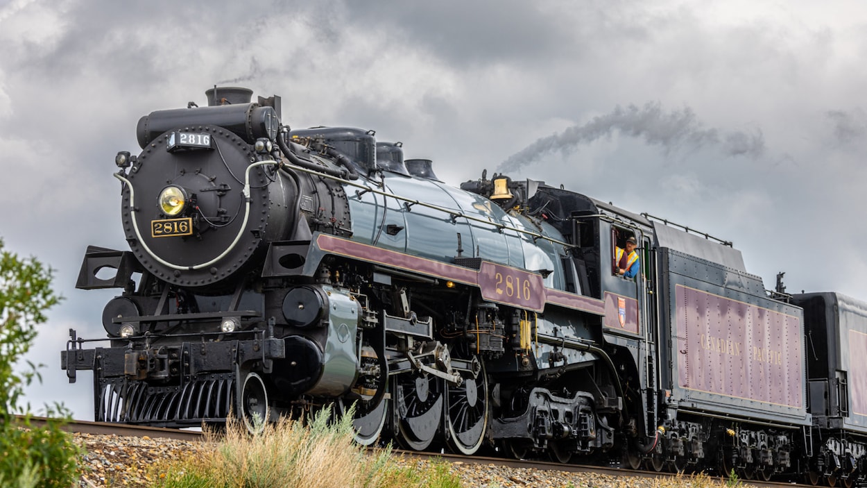 Une locomotive à vapeur historique retourne sur les rails de Calgary au ...