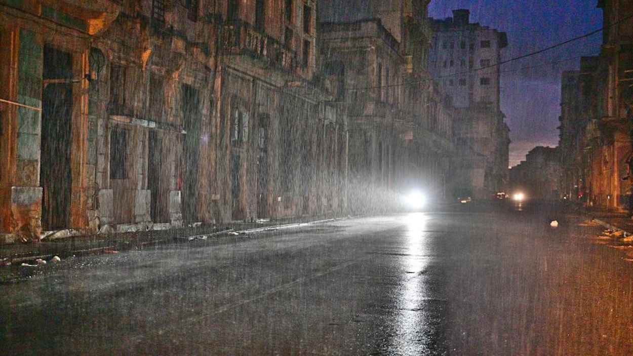 Arrivée imminente d’un ouragan à Cuba, qui passe sa deuxième nuit sans ...