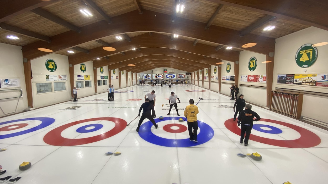 Amos reçoit le championnat provincial des clubs de curling | Radio-Canada
