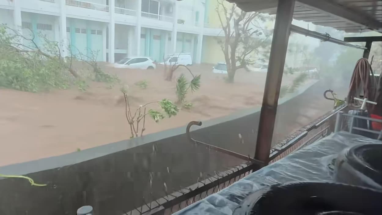 Le cyclone Garance frappe La Réunion ; un ancien journaliste d’ICI ...