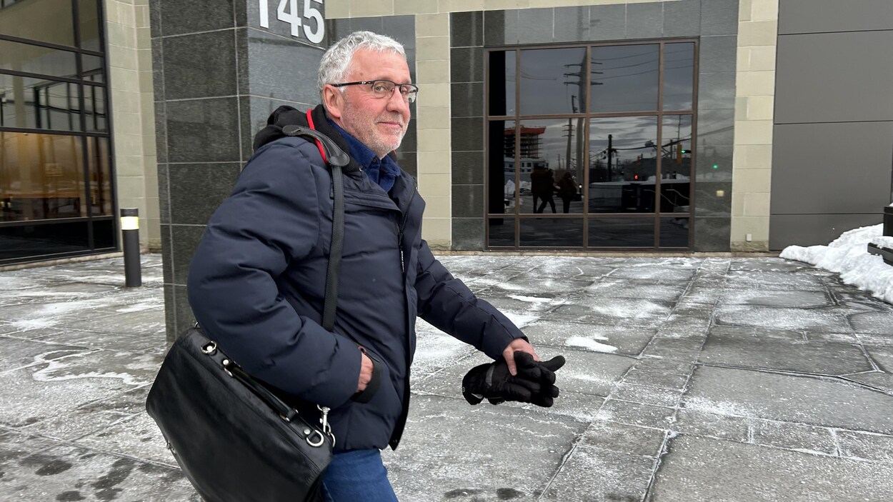 Le présumé fraudeur Daniel Bard de retour en cour avant son procès | Radio-Canada