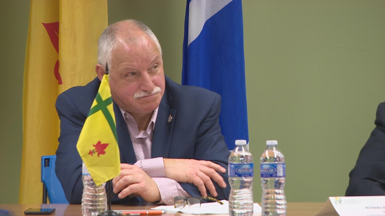 Un membre du Comité sur les langues officielles tâte le pouls de la ...