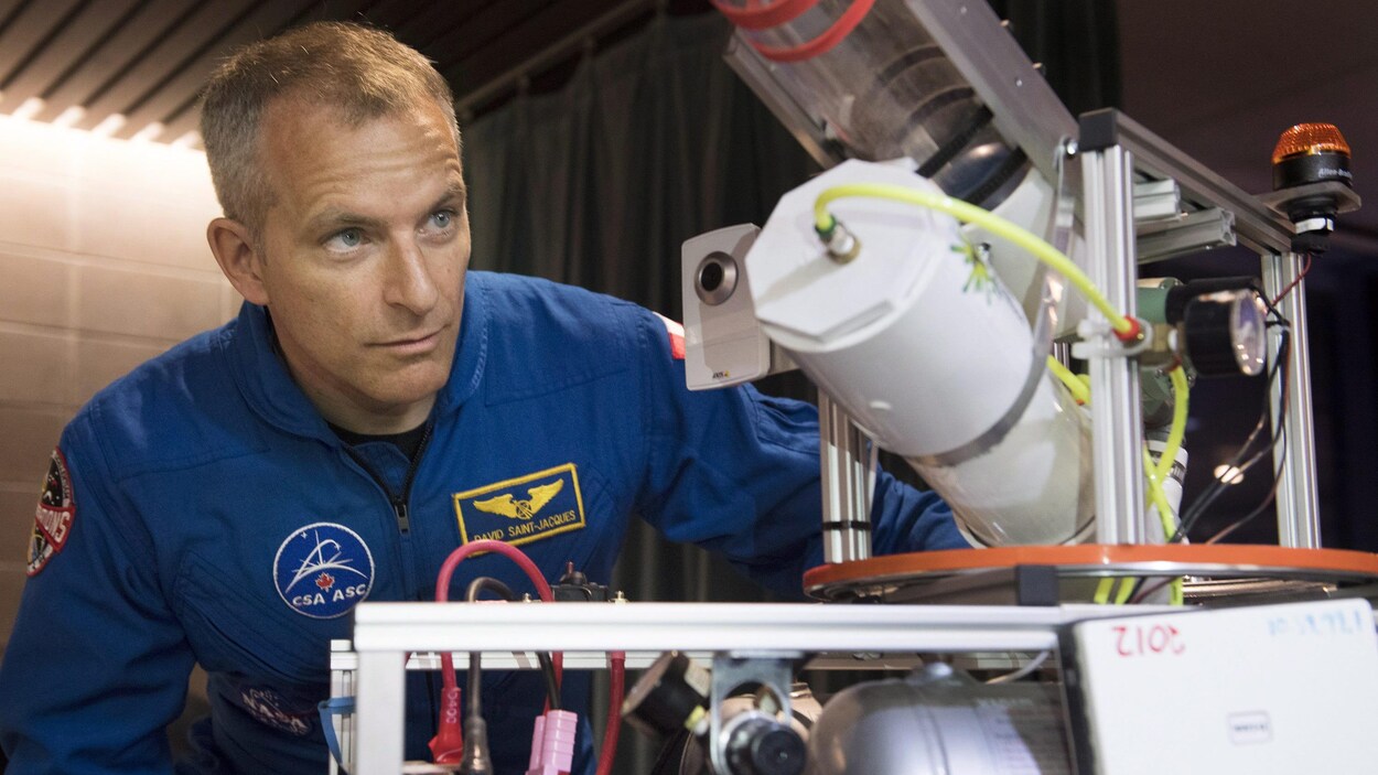 L'astronaute David Saint-Jacques rend visite aux participants d'un ...