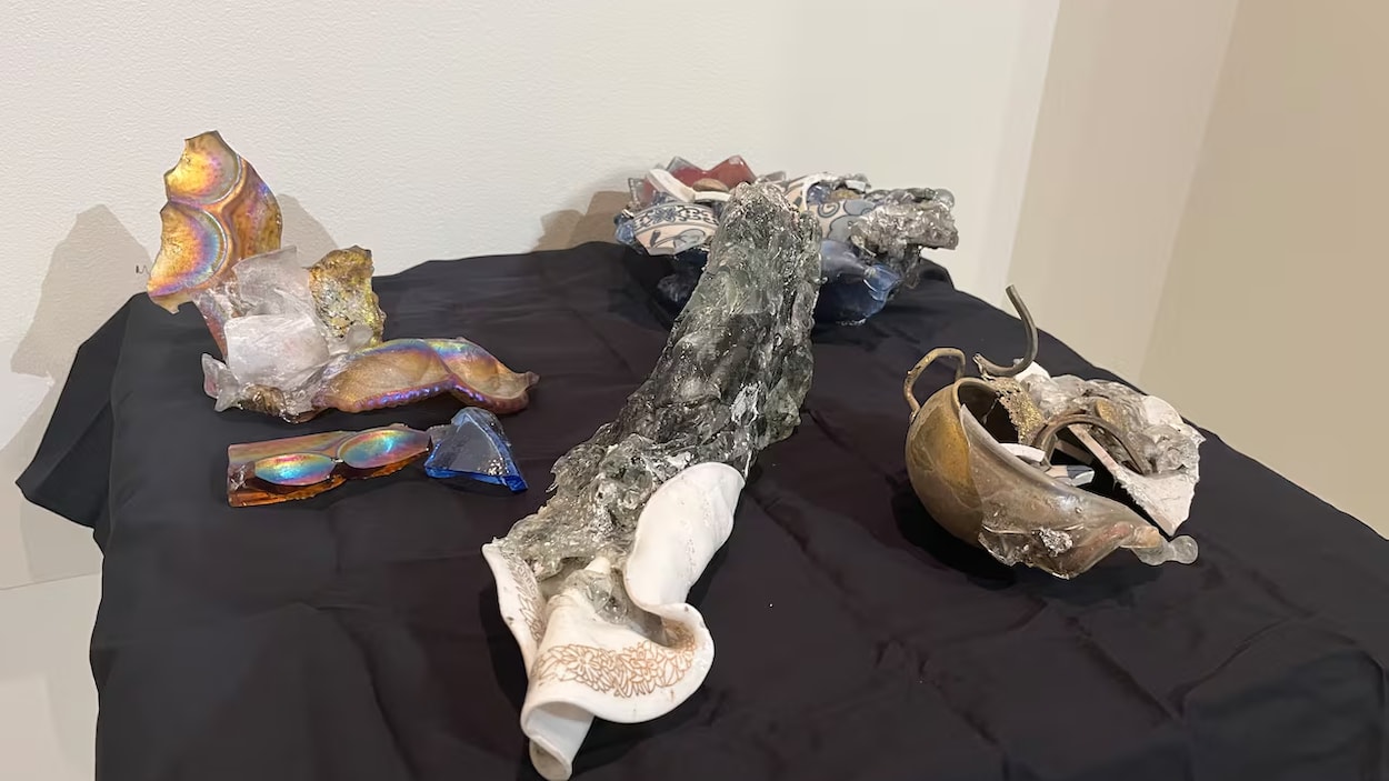 Des objets personnels transformés en œuvres d’art par un feu de forêt ...