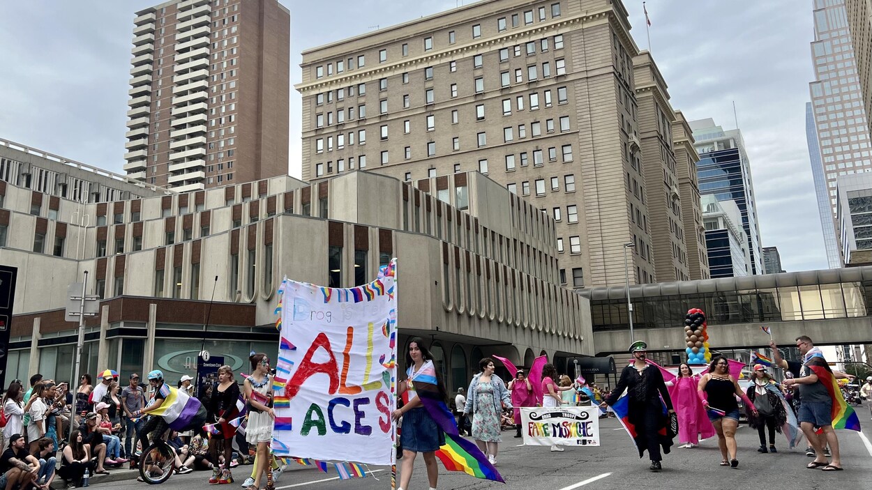 La communauté 2SLGBTQ+ reçoit une vague de soutien lors du défilé de la ...
