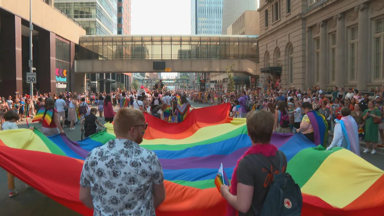 Un retour en force et en personne du défilé de la Fierté à Calgary ...