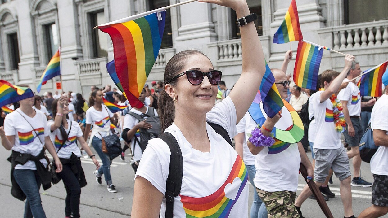 Les lesbiennes à l’honneur pour le défilé de la fierté | ICI.Radio ...