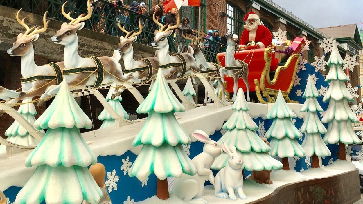 Le défilé de Noël s’empare du centre-ville de Toronto – Raptors 🍁 FiTO Le défilé de Noël s’empare du centre-ville de Toronto – Raptors 🍁 FiTO