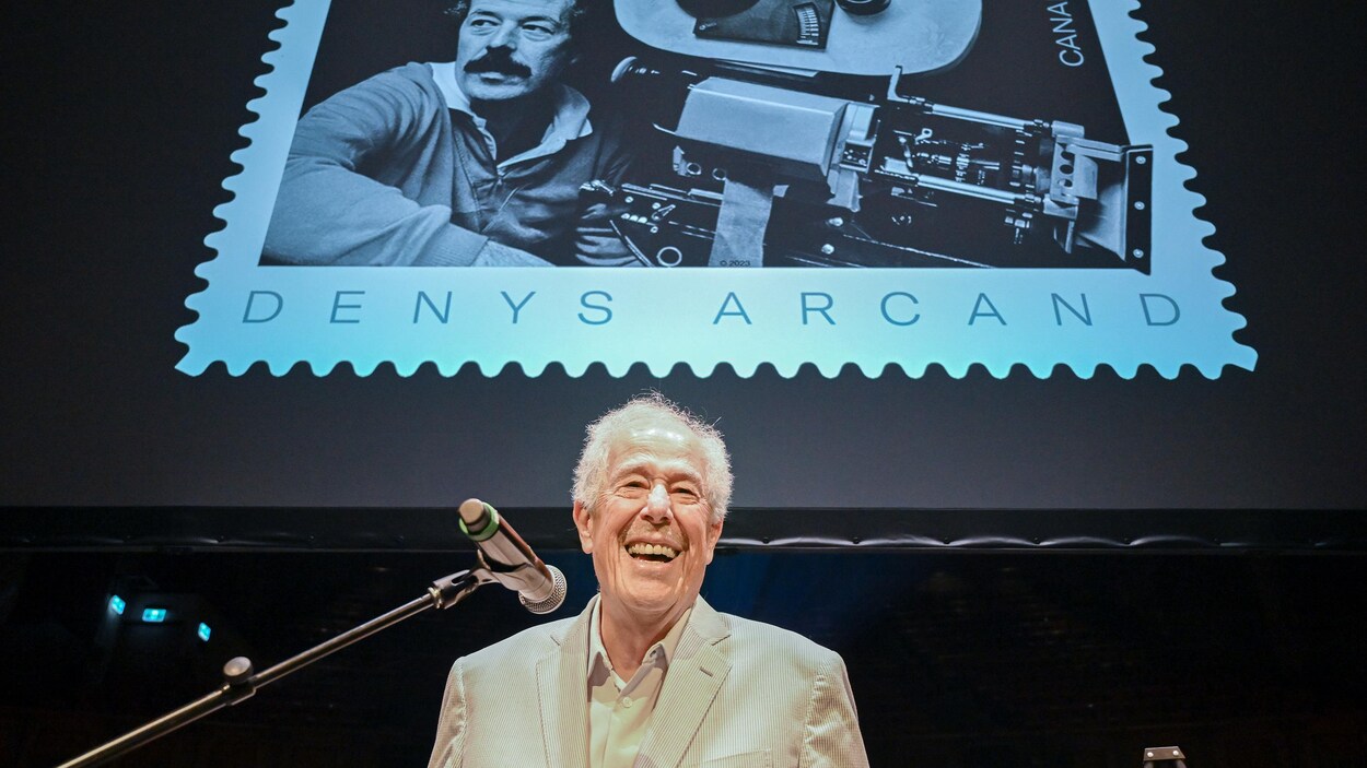 Denys Arcand immortalisé sur un timbre de Postes Canada | Radio-Canada