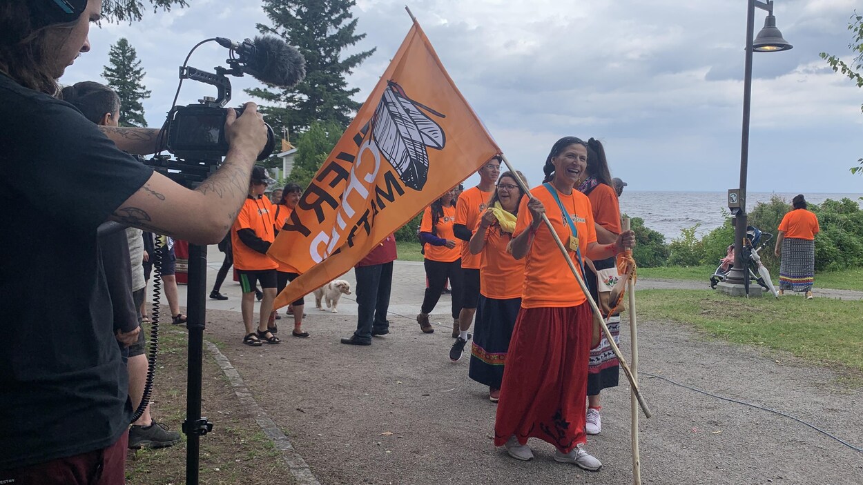 Marcher 275 km pour soutenir les survivants des pensionnats | Radio-Canada