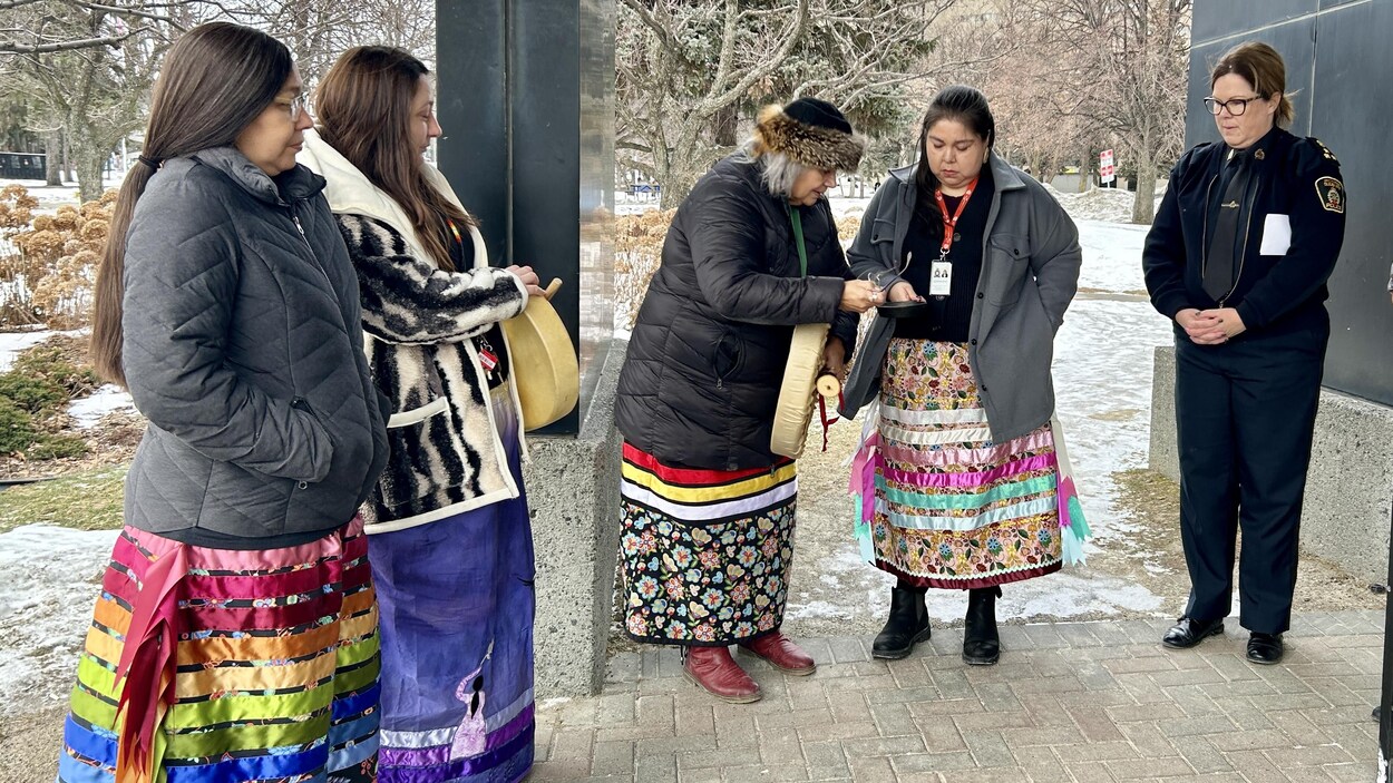 La police célèbre la Journée de la jupe à ruban à Sudbury | Radio-Canada