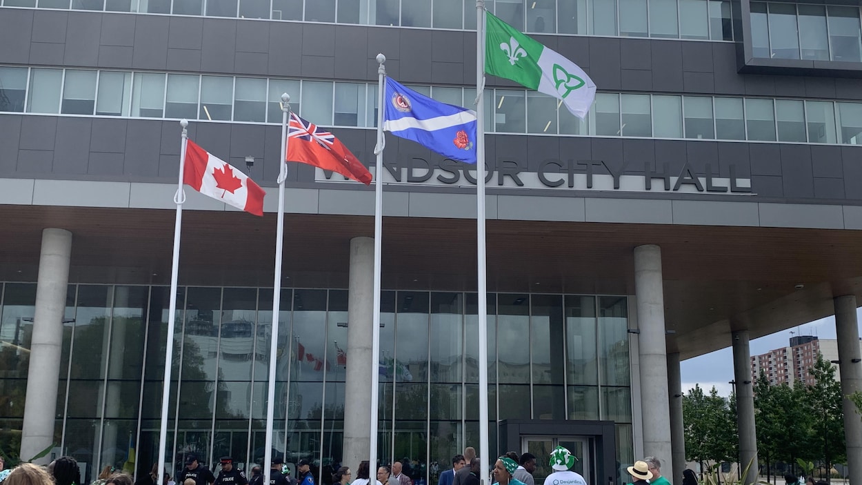 Le drapeau franco-ontarien hissé de manière permanente devant l’hôtel ...