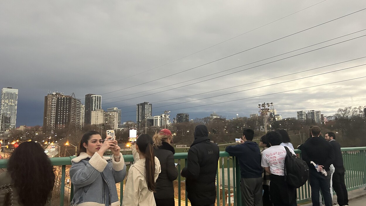 L'éclipse au parc Riverdale de Toronto | Radio-Canada