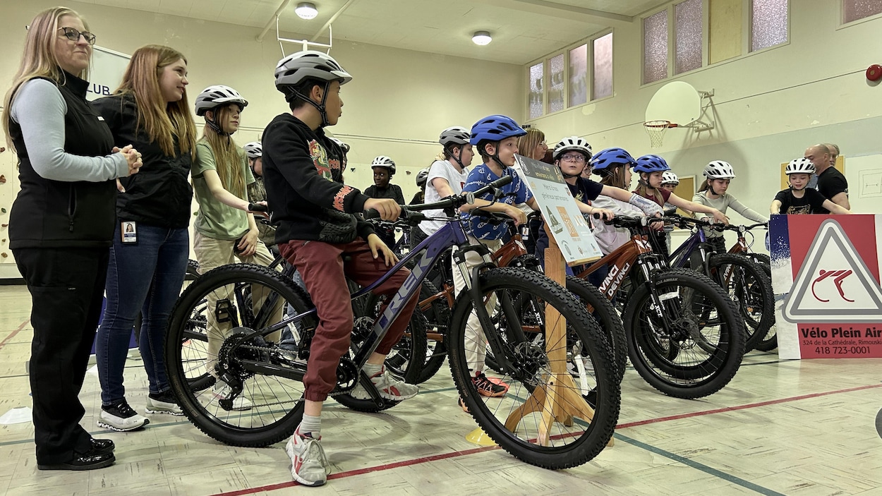 25 vélos neufs pour l'école Les Alizés | Radio-Canada