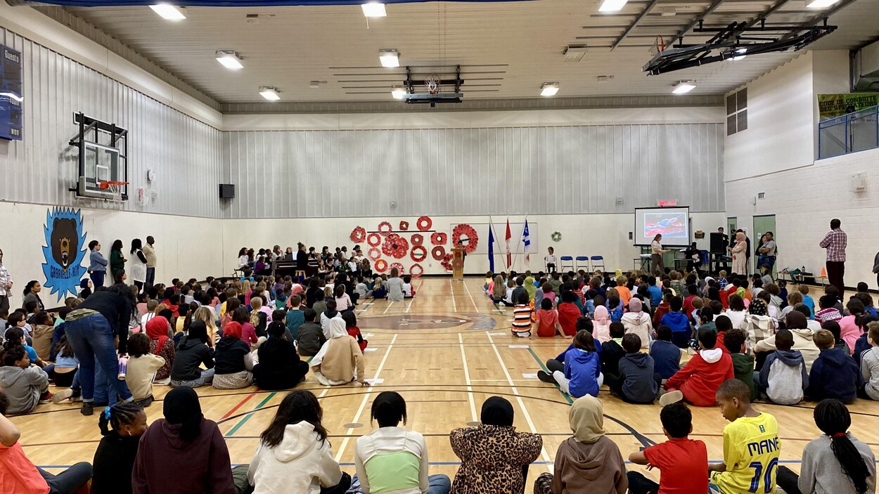 L’École Gabrielle-Roy d’Edmonton commémore le jour du Souvenir | Radio ...