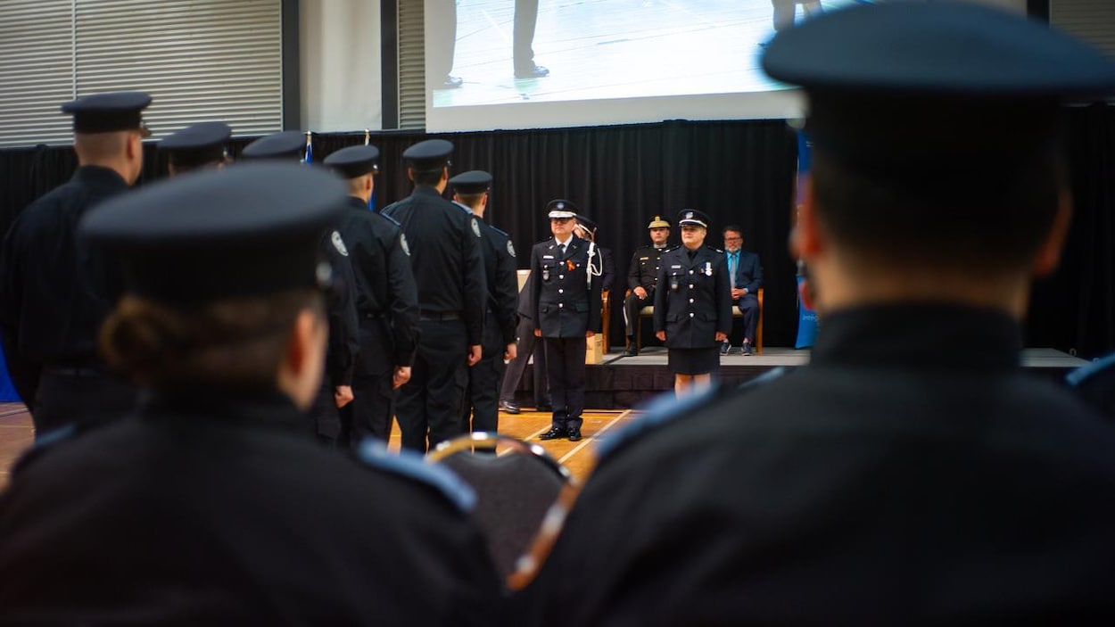Graduation pour une première cohorte spéciale de policiers | Radio-Canada