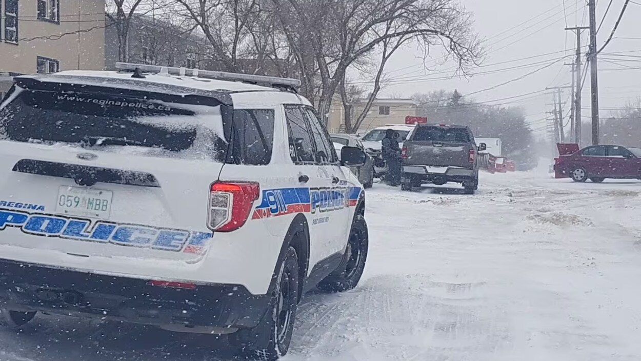 Opération policière près d’une école secondaire à Regina | Radio-Canada
