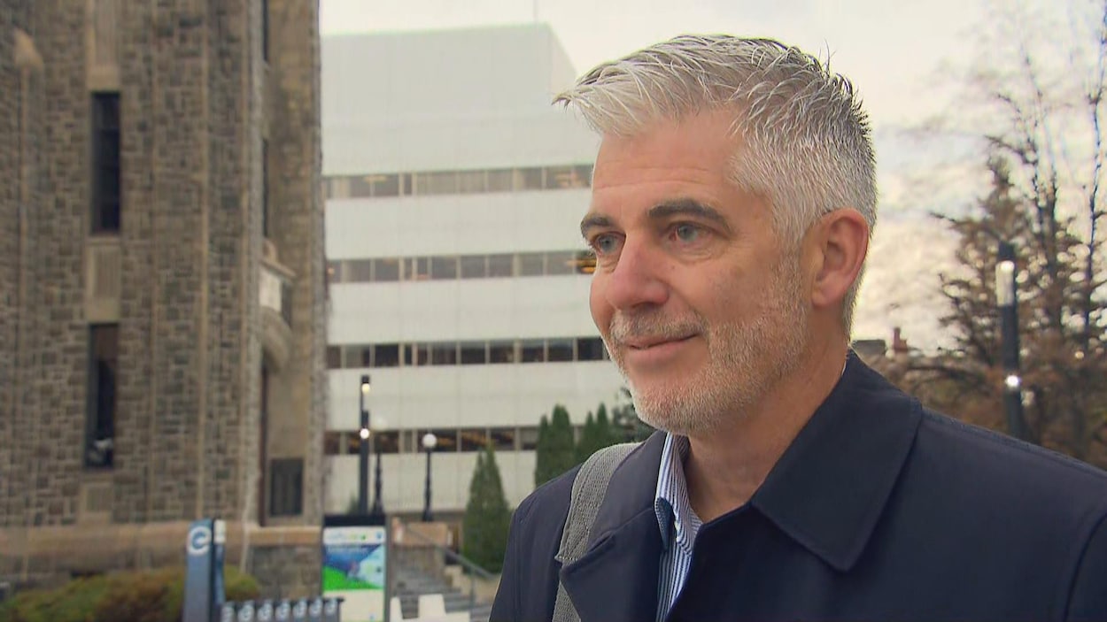 Luc Boivin arrive à l’hôtel de ville de Saguenay | Radio-Canada