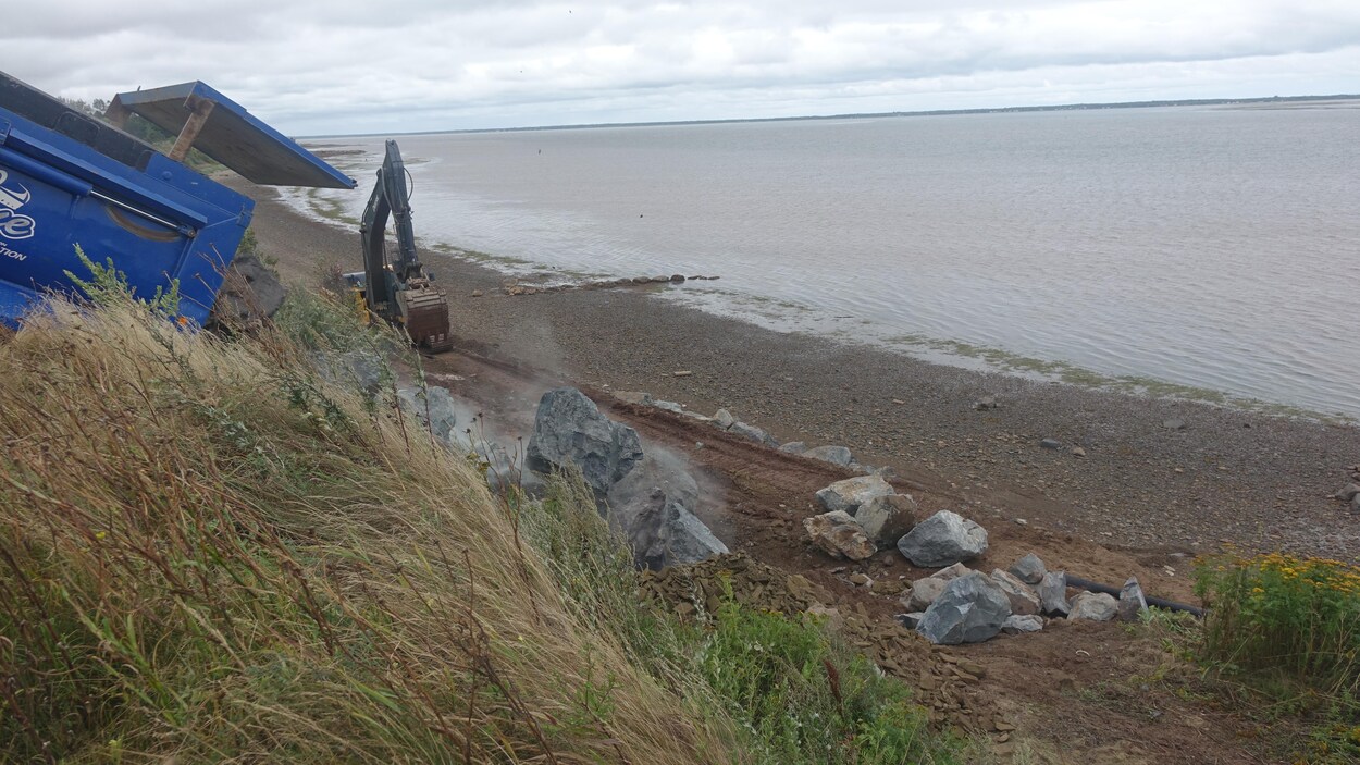 Un résident de la rue Foley, à Caraquet, enroche sa cour arrière ...