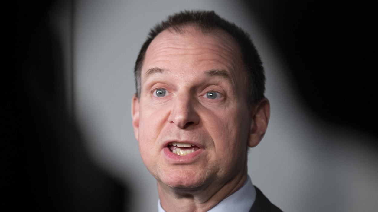 Le ministre des Finances prévoit une période de stagnation économique ...