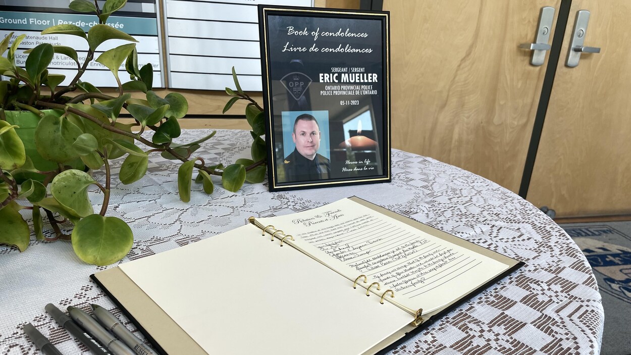 Des livres de condoléances pour le sergent Eric Mueller | Radio-Canada