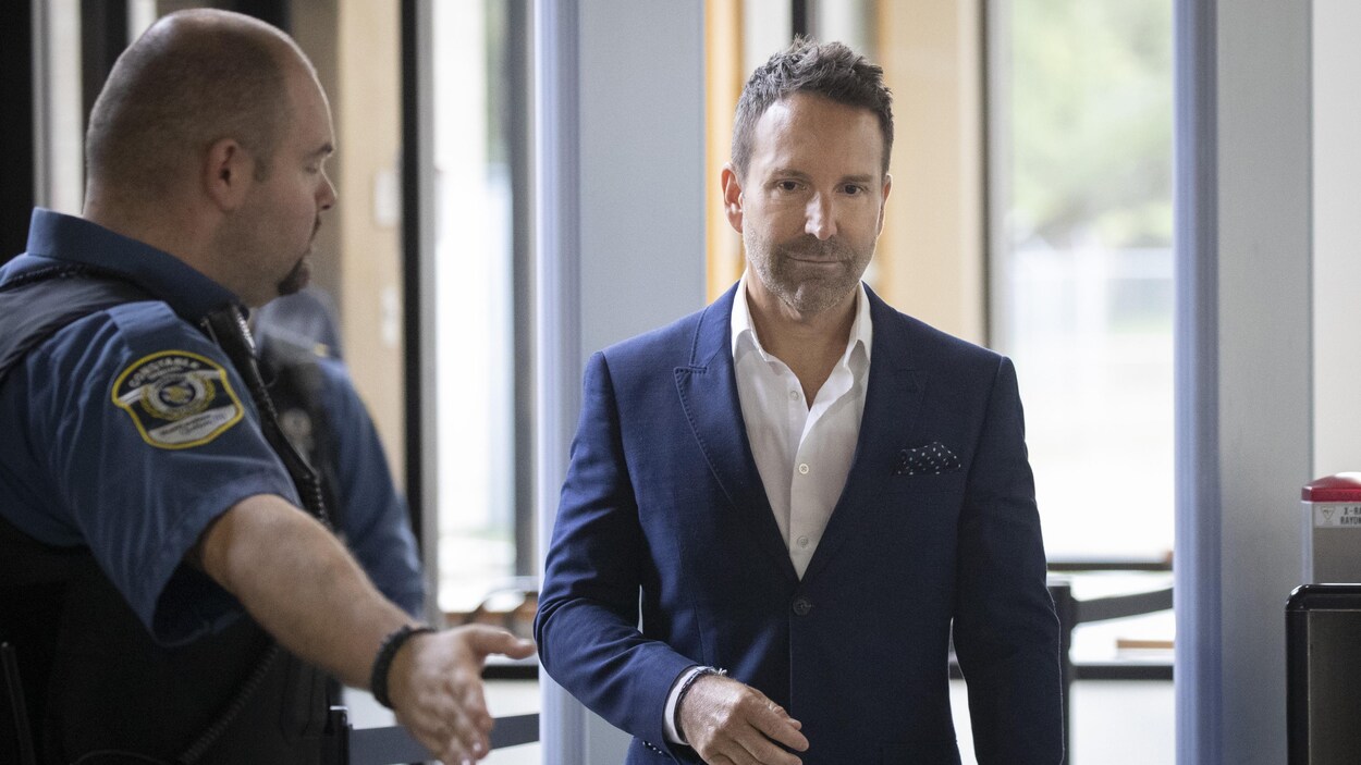 Éric Salvail est cité à procès pour agression sexuelle | Radio-Canada.ca