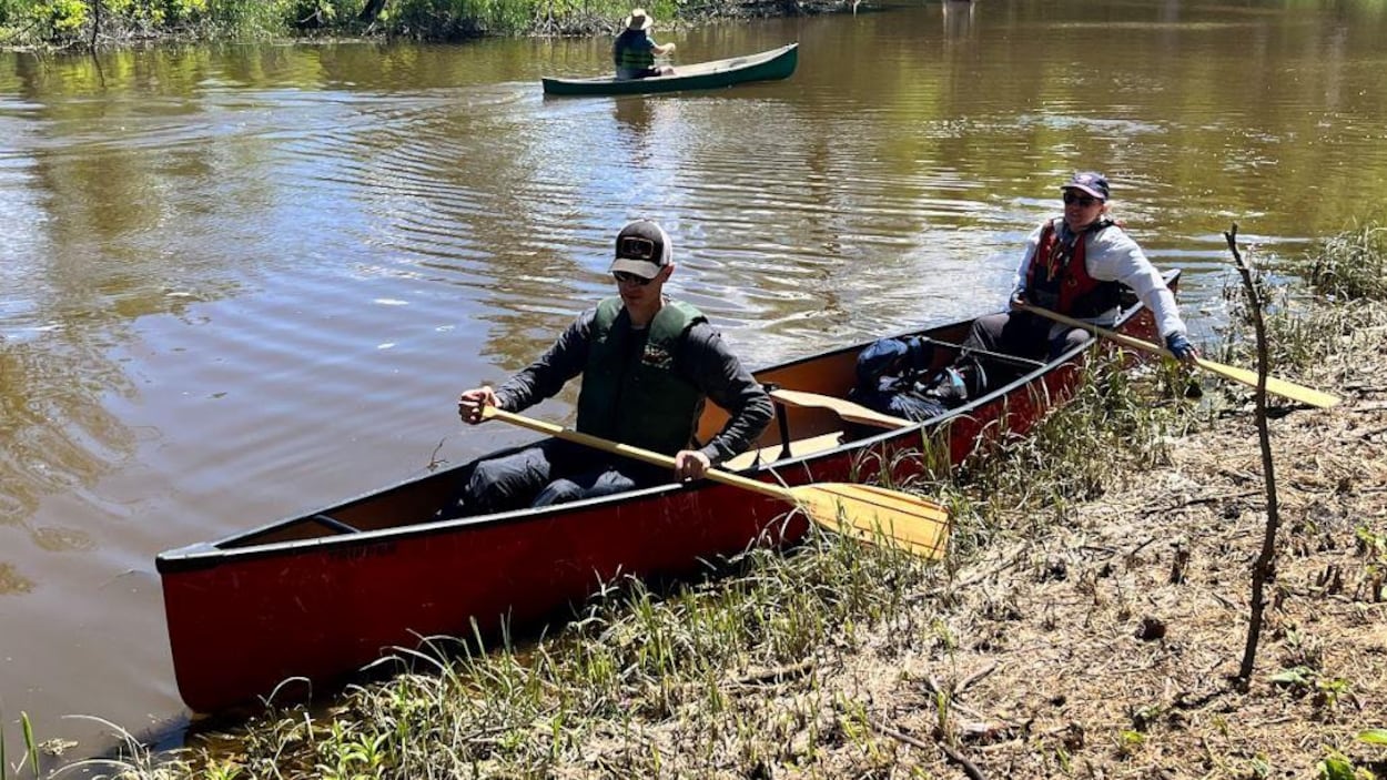 Des Winnipégois naviguent sur la rivière Seine pour retracer l’histoire ...