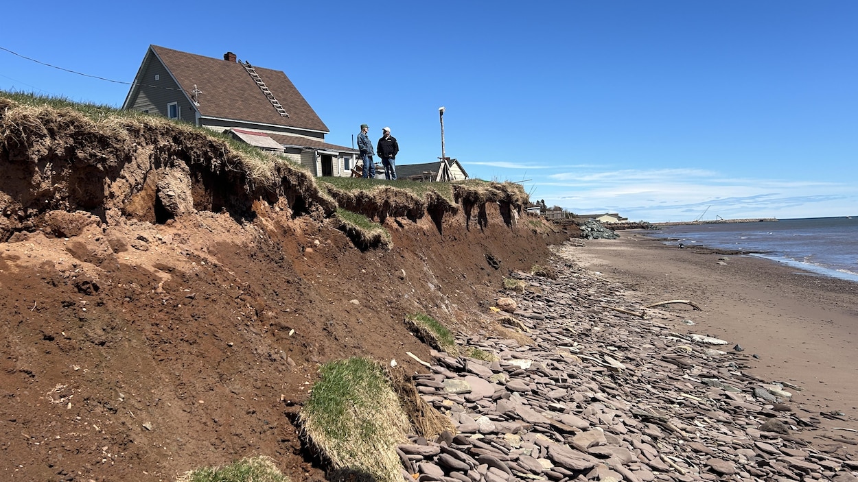 Impuissants, ils voient un gouffre se rapprocher de leurs maisons à ...