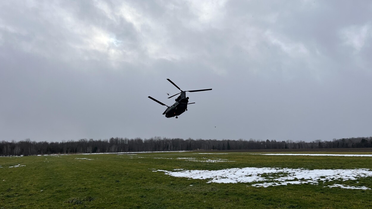 Des hélicoptères de l’armée canadienne survolent Valcourt | Radio-Canada