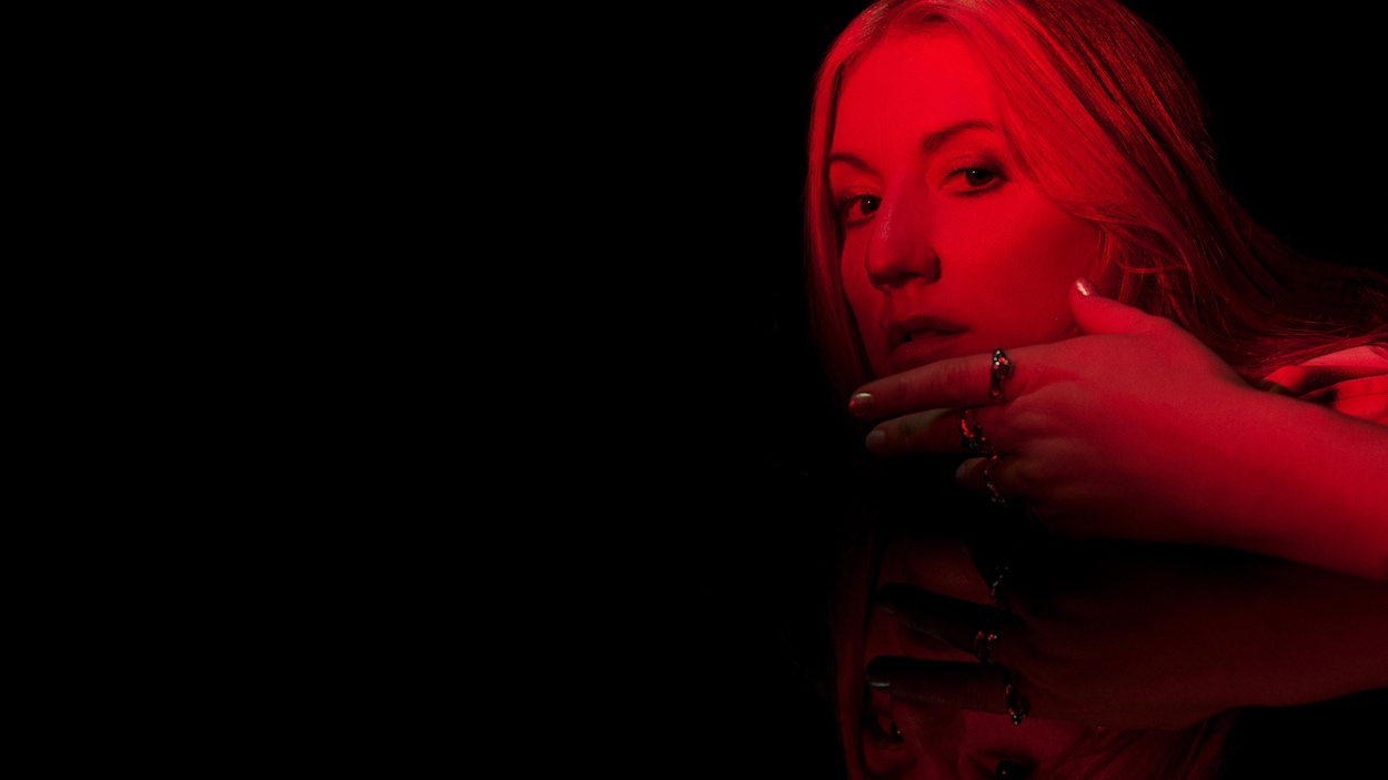 Fanny Bloom dévoile C’est toujours comme ça, c’est magique et annonce ...