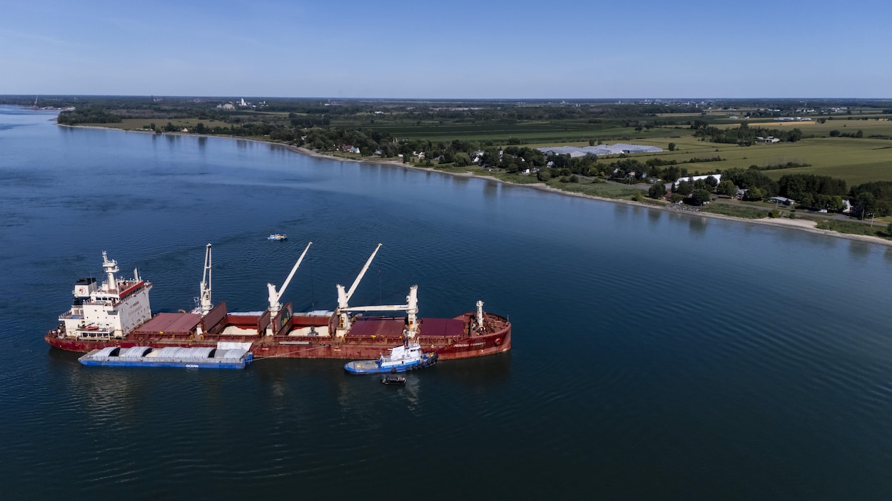 Le vraquier échoué depuis mardi à Verchères a été remis à flot samedi ...