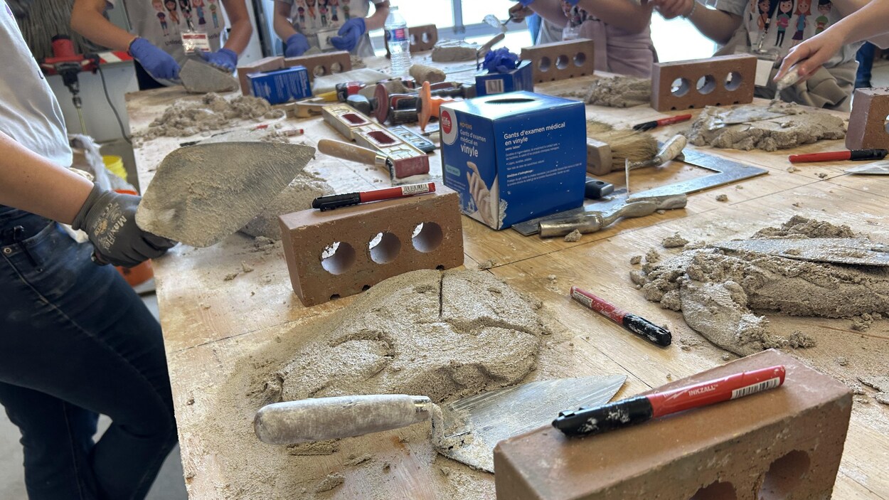 À Winnipeg, des jeunes filles initiées aux métiers de la construction ...