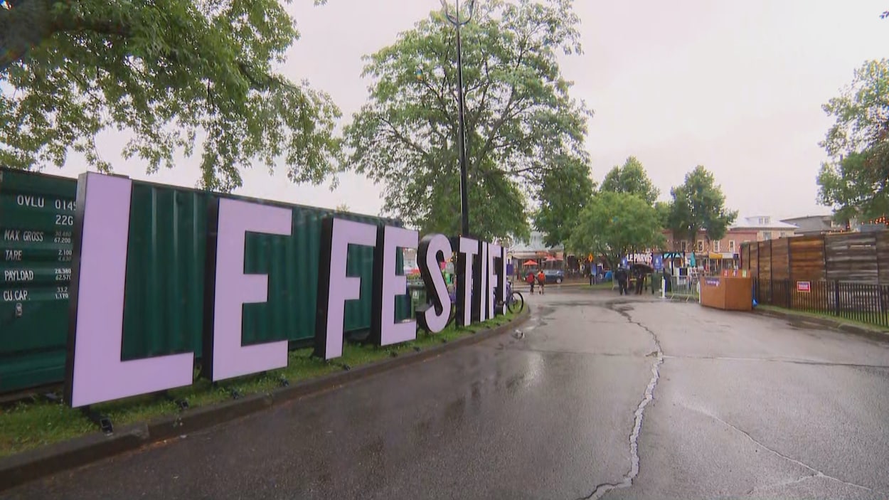 Le début du Festif! de Baie-Saint-Paul sous la pluie | Radio-Canada