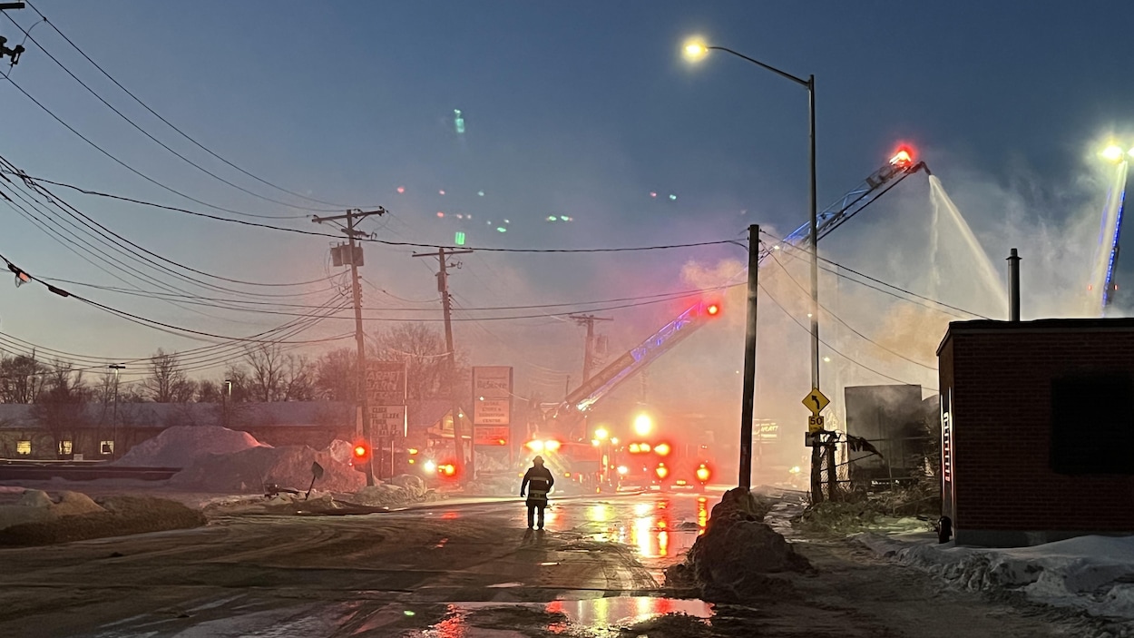 Un incendie ferme la rue Archibald pendant plusieurs heures | Radio-Canada