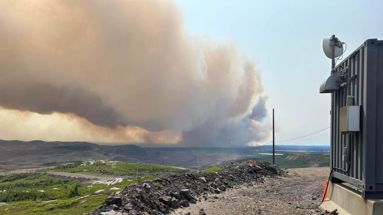 Les pompiers qui luttent contre le feu près de Labrador City font des ...