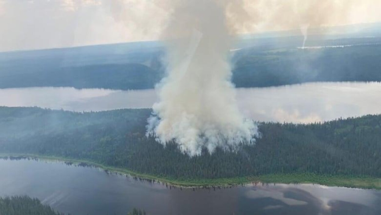 De grands vents renforcent les feux dans le nord de la C.-B. | Radio-Canada