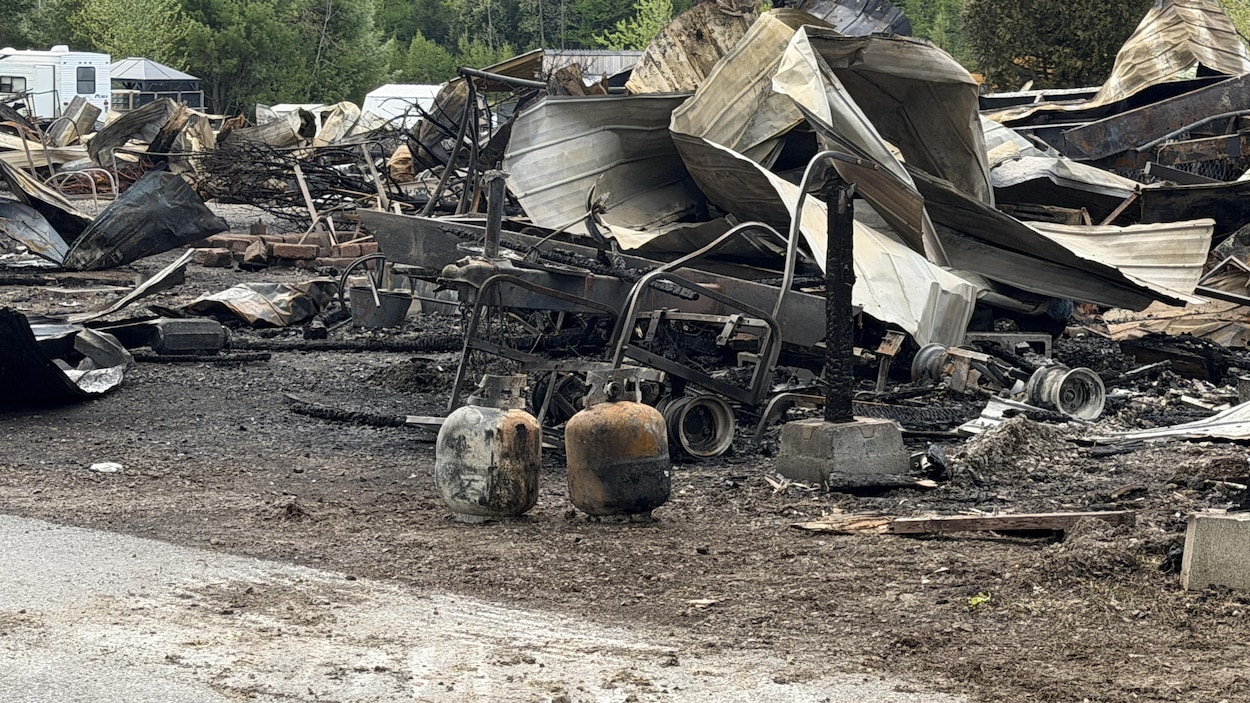 Un important brasier détruit des caravanes à Clarence-Rockland | Radio ...