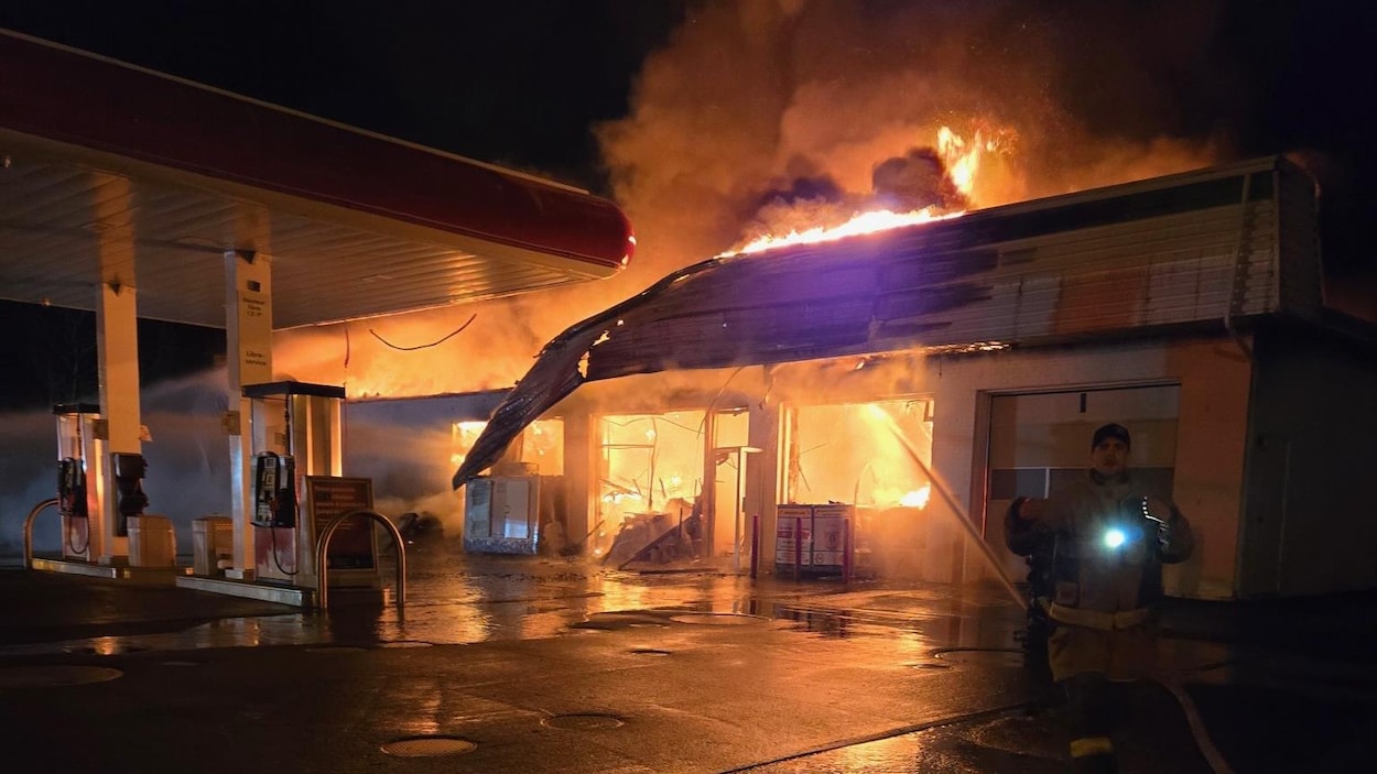 Paspébiac : le Petro-Canada part en fumée | Info | Radio-Canada