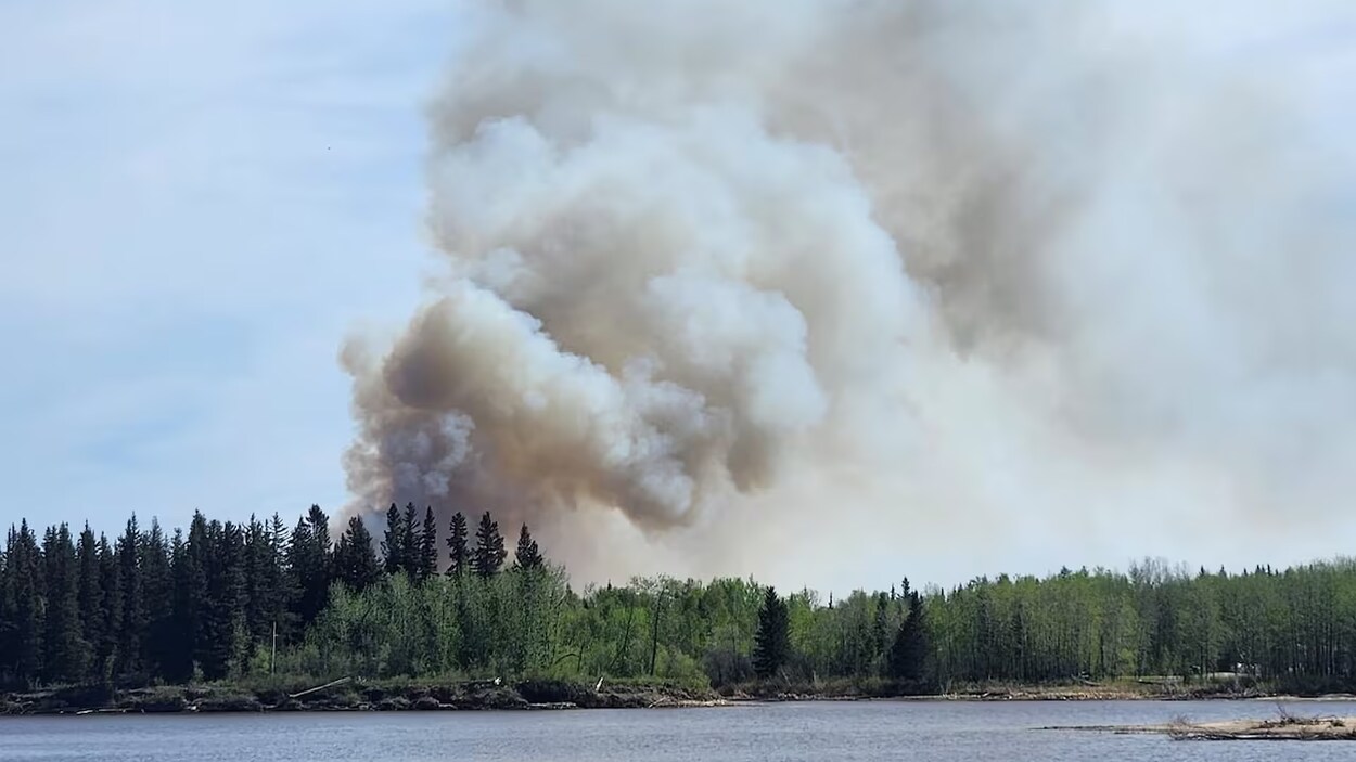 Feu de forêt : la Première Nation Kátł’odeeche, aux T.N.-O., sous ordre ...