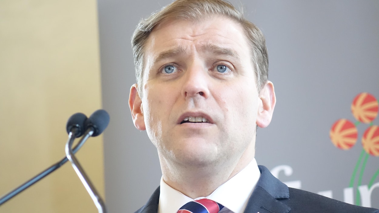 Andrew Furey demande lui aussi une pause à la Banque du Canada | Radio ...