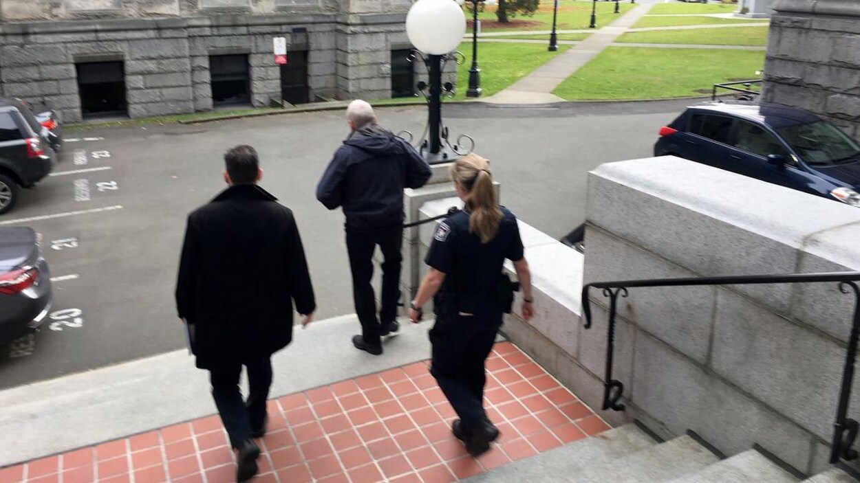 Deux fonctionnaires de Victoria se défendent contre des accusations de ...