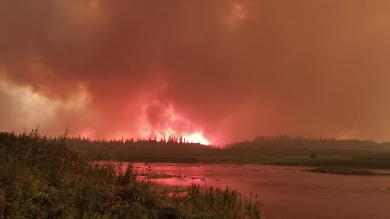 Le feu aurait détruit des structures à Hay River, la Garde côtière ...