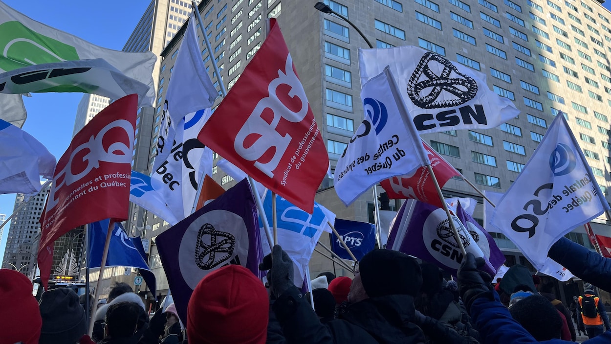 « C’est assez » : les syndicats montent aux barricades contre les ...