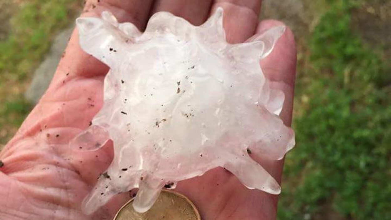 Des grêlons énormes s'abattent sur le sud-ouest du Manitoba | Radio ...