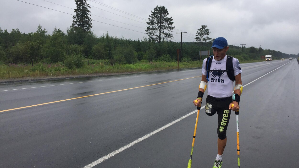 Un unijambiste parcourt le Canada à la mémoire de Terry Fox | Radio ...