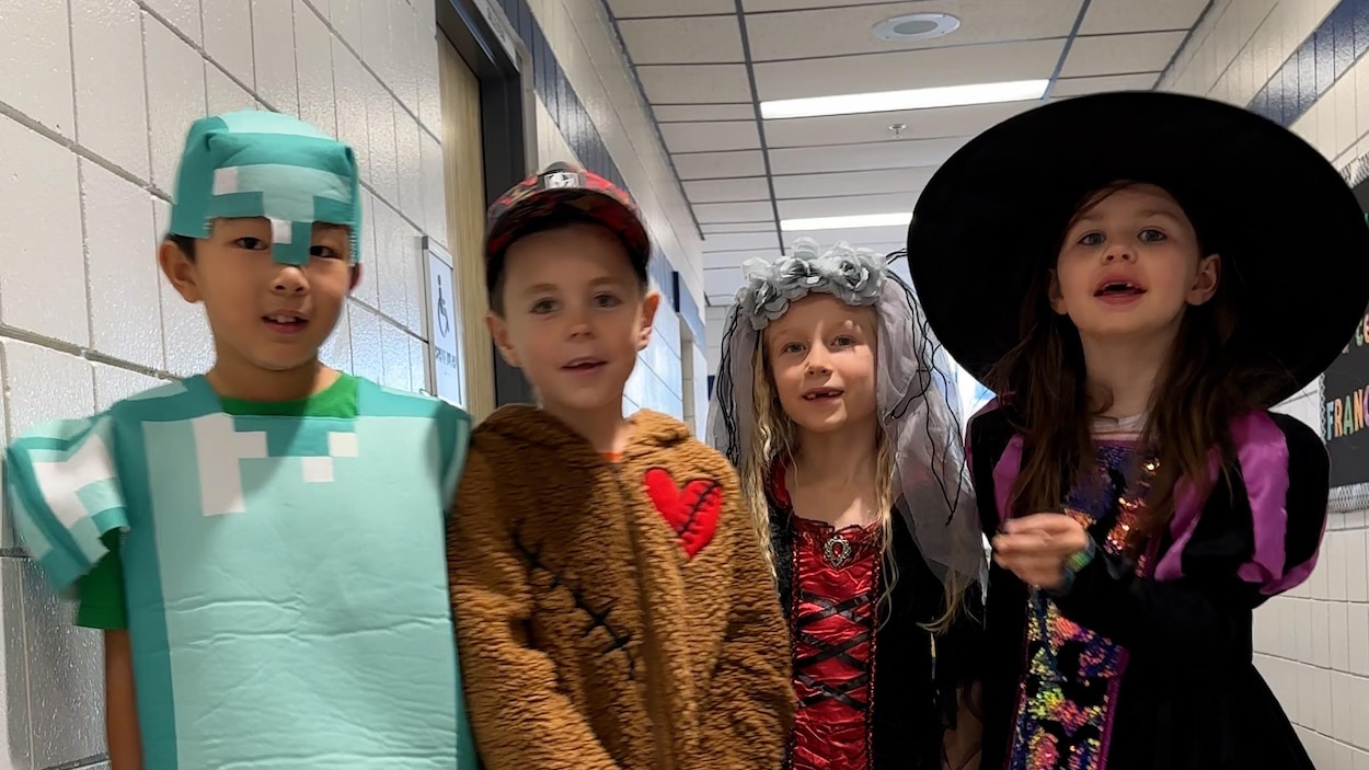 Un défilé de costumes à l’école Noël Ritchot | Info | Radio-Canada