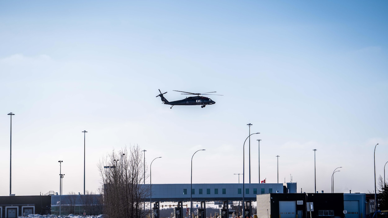 Un hélicoptère de la GRC survole la frontière au Sud du Manitoba ...